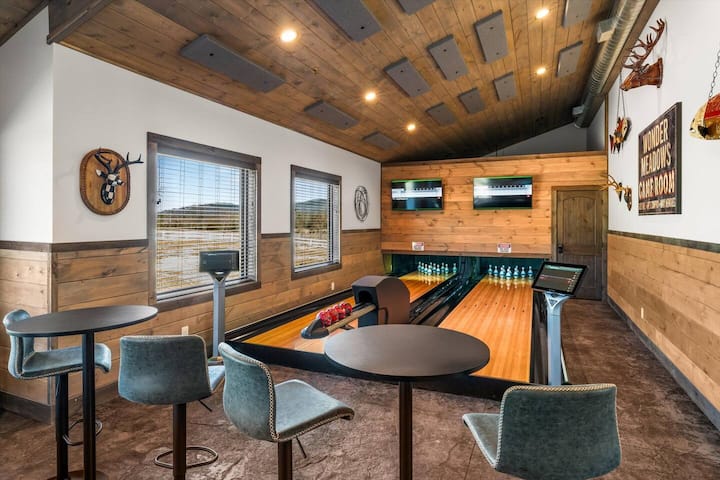 Luxe Group Fun Bowling Pool Arcade Pet Friendly Sm - Wears Valley, TN