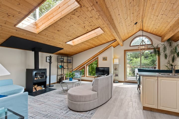 The Crow's Nest Suite - Steps From S. Chesterman - Tofino