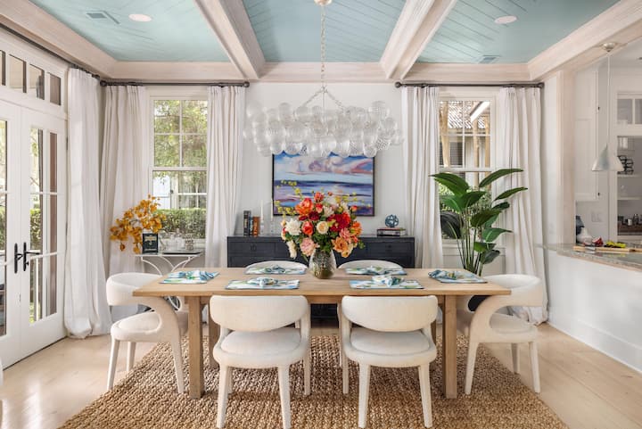 Dual Primary Suites With Luxe Coastal Interiors - ブラフトン, SC