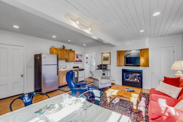 Linden Tree: Hallmark Holiday Town, Gas Fireplace - Newburyport, MA