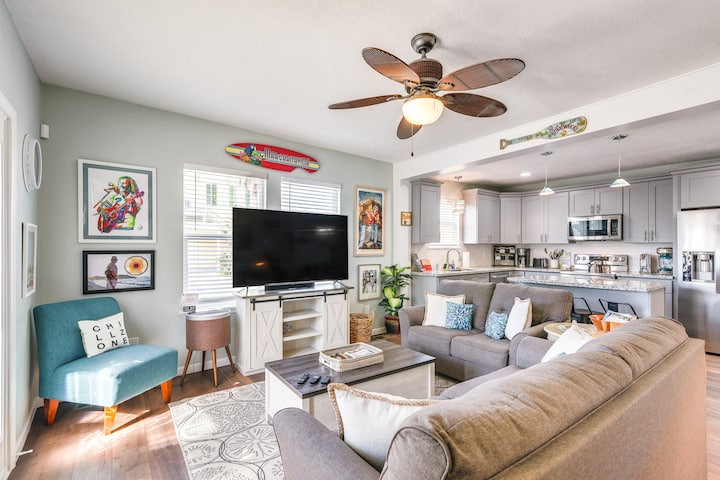 Hot Tub & Yard: Jimmy Buffet-themed Galveston Home - Galveston Island, TX