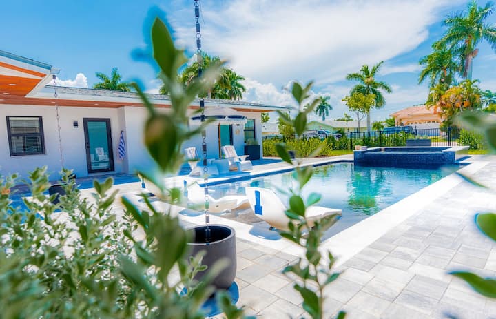 The Sunset @ Naples Boutique | Walk 2 Beaches - Naples Park, FL