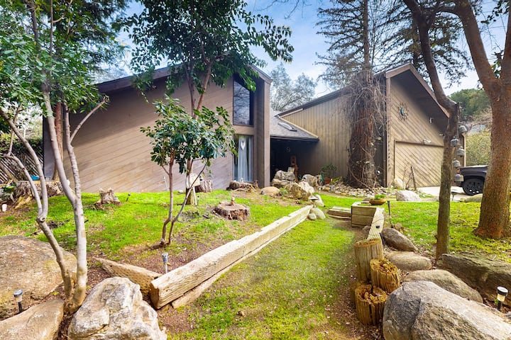 Yard & Patio: Quiet & Well-stocked Riverside Home - Sequoia National Park