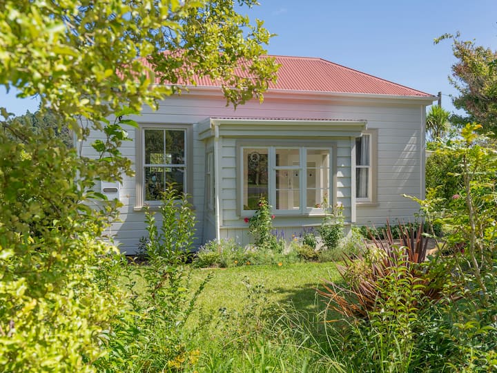 Crabapple Cottage - Coromandel Town Holiday Home - Coromandel