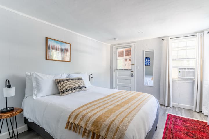 The Kelly Studio · Near Mystic, Casinos + Uscga - Mystic, CT