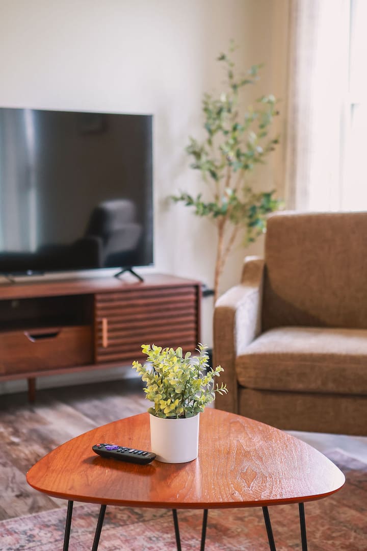 Mid-century Charm I Extended Stay Welcome - Kokomo, IN