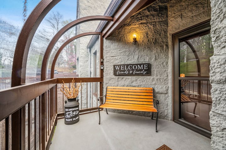 *Charming 3bd Condo! Pool + Views + Near Town!* - Gatlinburg, TN