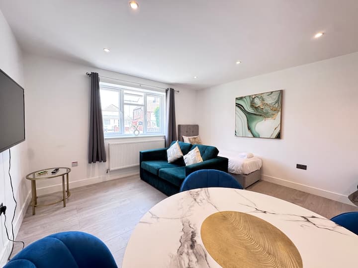 Ev Charge -Free Parking-5 Mins To Heathrow Airport - Staines