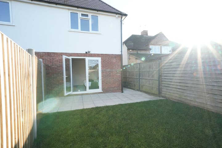Private Garden Pet Friendly- Near Heathrow - Staines-upon-Thames