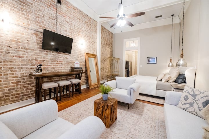 Prime Downtown Location: Music-themed Stay, Laurel - Laurel, MS