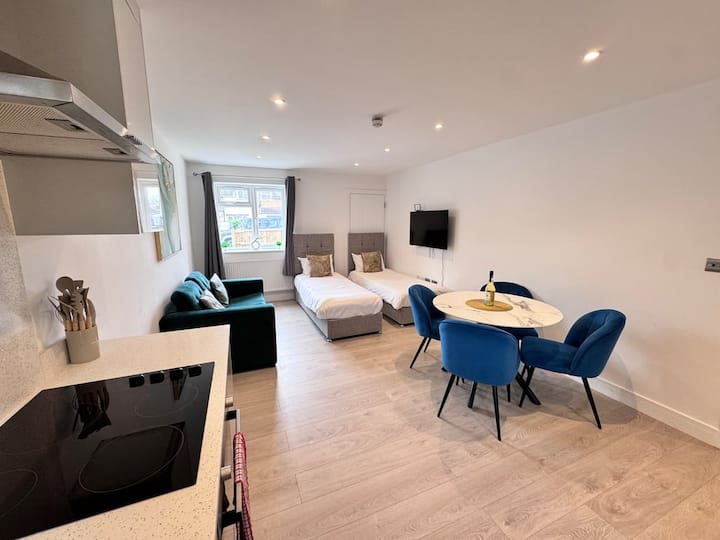 5g Airport Near-free Parking-ev Charge Possible - London Heathrow Airport (LHR)