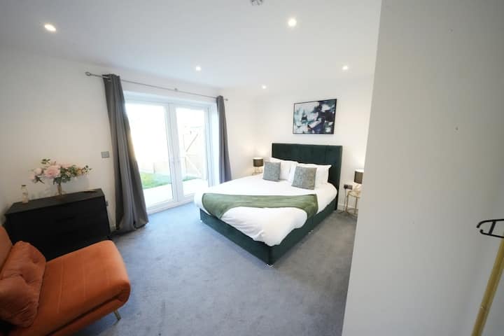 5g Airport Near-free Parking-ev Charge Possible - Southall (Little India) - London