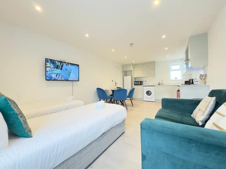 5g Airport Near-free Parking-ev Charge Possible - Hayes