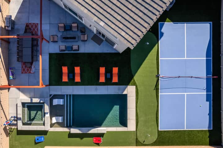 9 Bedroom/theater/pickleball/pool/sleeps 23 - Coachella, CA