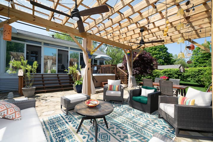 Quiet Setting W/ Hot Tub & Lovely Backyard - South Haven, MI