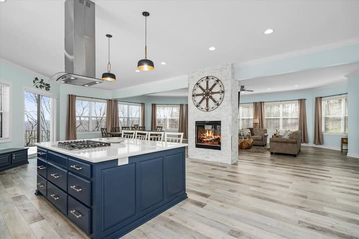 Stunning Lakefront Home W/ Deck & Game Room - Smithville, TN