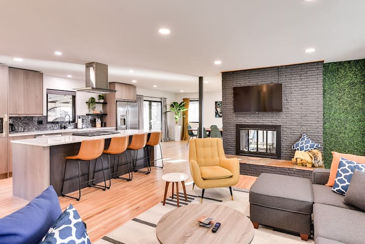 Serene Mid-century Modern Escape - Omaha, NE