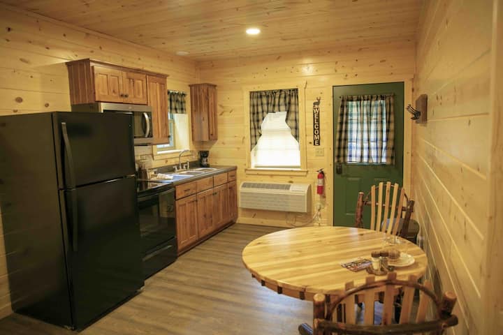Cozy Fireplace Suite 1/2 Mile To Downtown Berlin - Berlin, OH