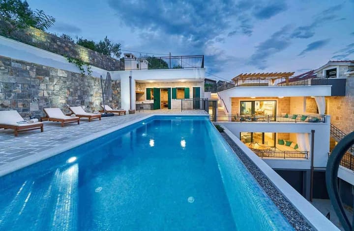 Exclusive Villa Amara, Heated Pool - Sea View - Omiš