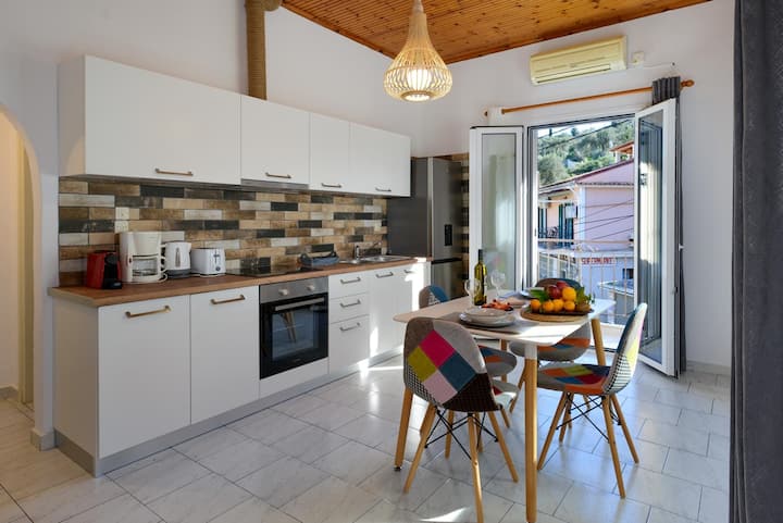 Modern Haven In Historic Loggos - Paxi