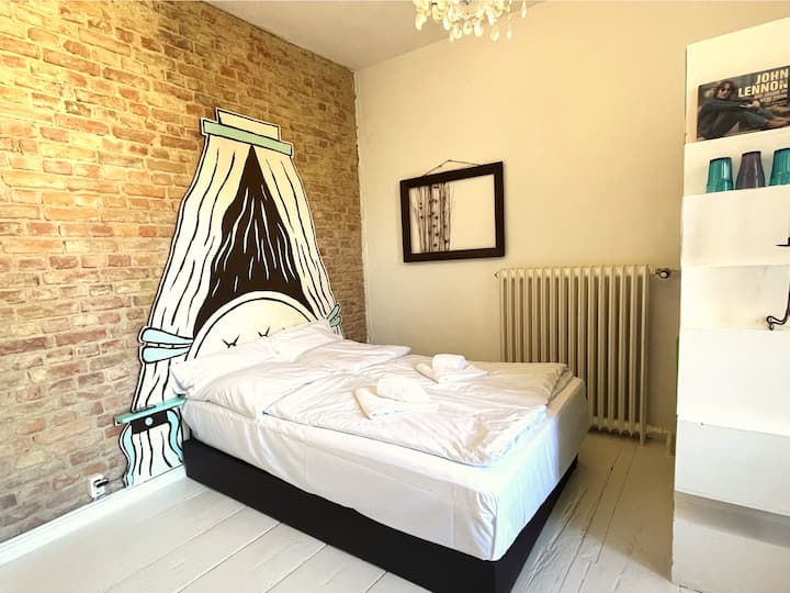 Romantic Studio, 300m From Best Metro Station - Berlim