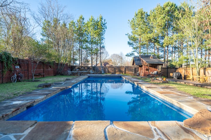 Dora's Dutch Cottage, Charmer With Private Pool - Clarksville, AR