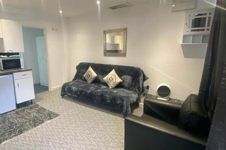 3 Bed Apartment - Sleeps 6 - Free Parking, Wifi - South Wales