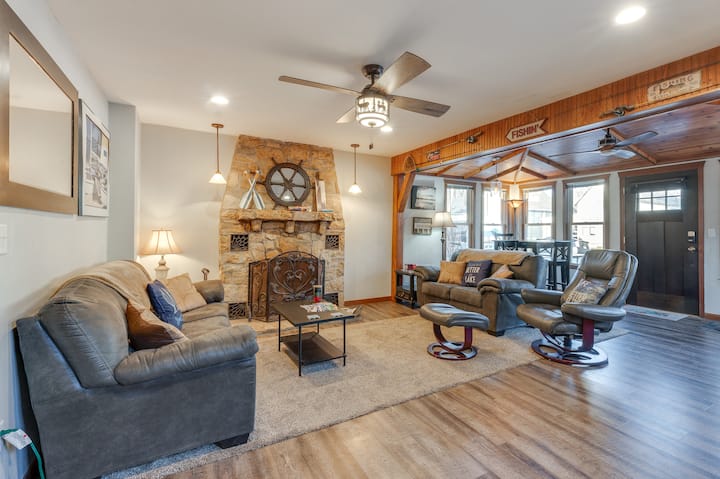 Cozy Clear Lake Home - Walk To Town & Boat Dock! - Clear Lake, IA