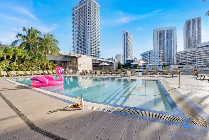 Apartment With Balcony - Pool- Infinity View - Gym - Hallandale Beach, FL