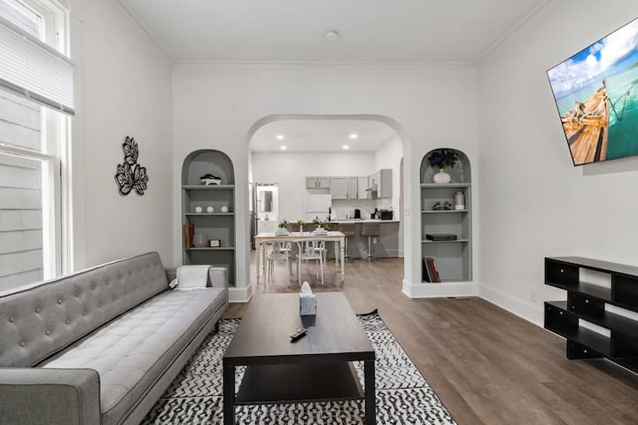 Modern Apt. | Downtown Charm | Ideal Location - 인디애나폴리스