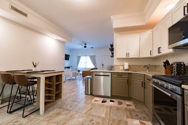 Villa Cōra *Courtyard Stay* |2br Luxe| Beach Walks - Cocoa Beach, FL