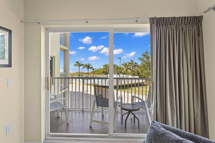 Dream Getaway! Heated Pool,tiki Bar,hot Tub, &Cafe - Treasure Island, FL