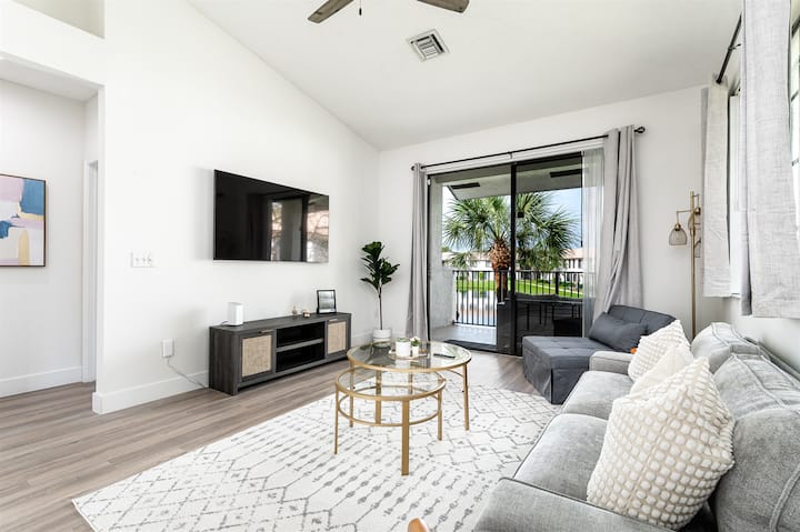 Serene Lakeview Getaway In Gated Community - Delray Beach, FL