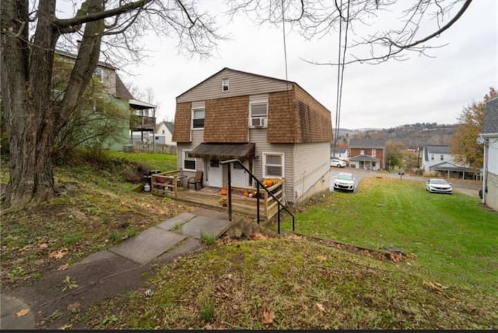 Pet Friendly Ligonier Townhouse Extended Stay - Youngstown, PA