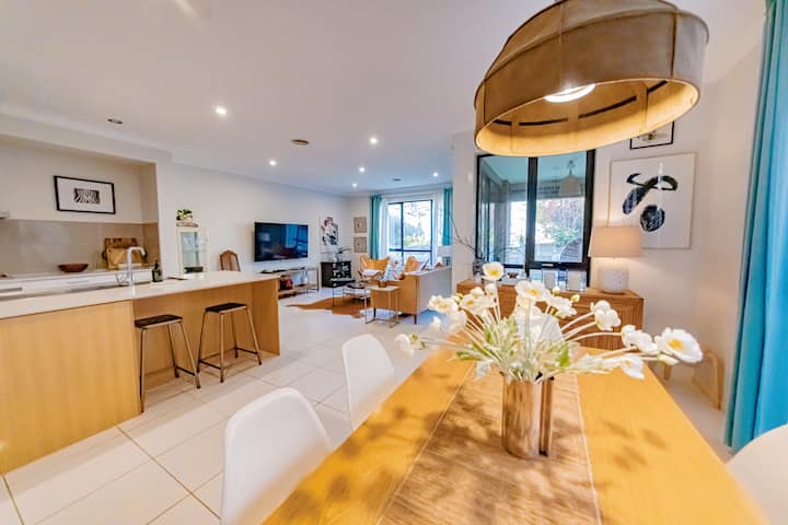 Stayau 4br Designer Home In Knox - Mitcham