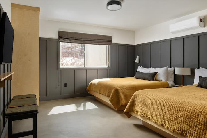 Hotel 3 Bedroom W/ Kitchenette & Large Living Room - South Lake Tahoe, CA