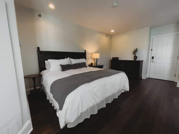 The Jefferson Inn • Standard King Room - Southern Pines, NC
