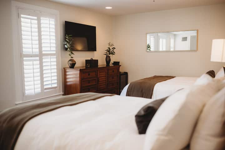 The Jefferson Inn • Standard 2-queen Room - Southern Pines, NC