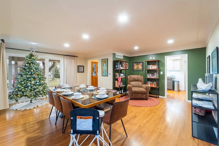 The Love Shack: Spacious Family Getaway - West Des Moines, IA