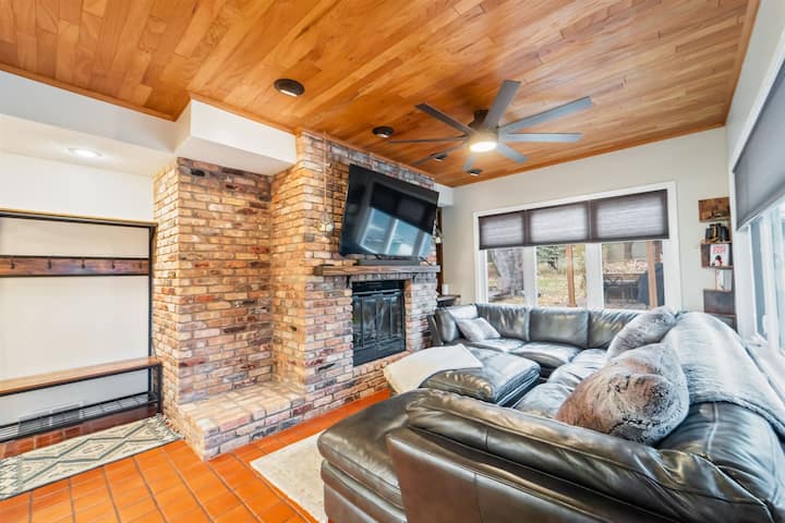 The Love Shack: Spacious Family Getaway - West Des Moines, IA