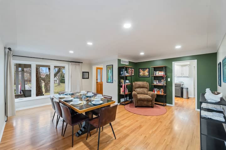 The Love Shack: Spacious Family Getaway - Des Moines, IA