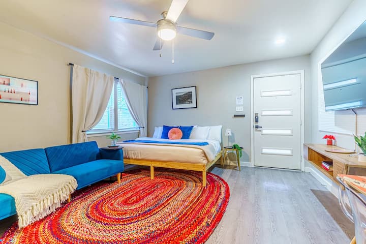 Comfy Studio In Austin Near Domain – Sleeps 3 - Austin, TX