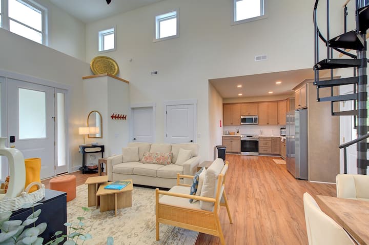 Modern Urban Loft | 3 Queen Beds & Fenced Yard - Spartanburg, SC