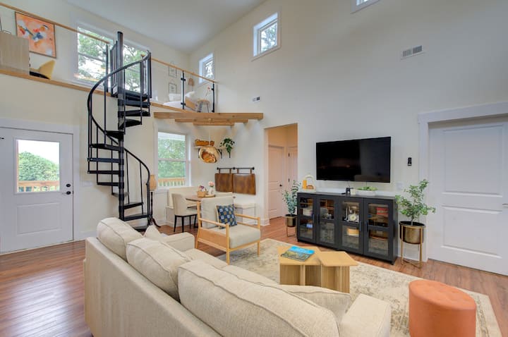 Modern Barn Loft Steps To Downtown + Backyard Bbq - Spartanburg, SC