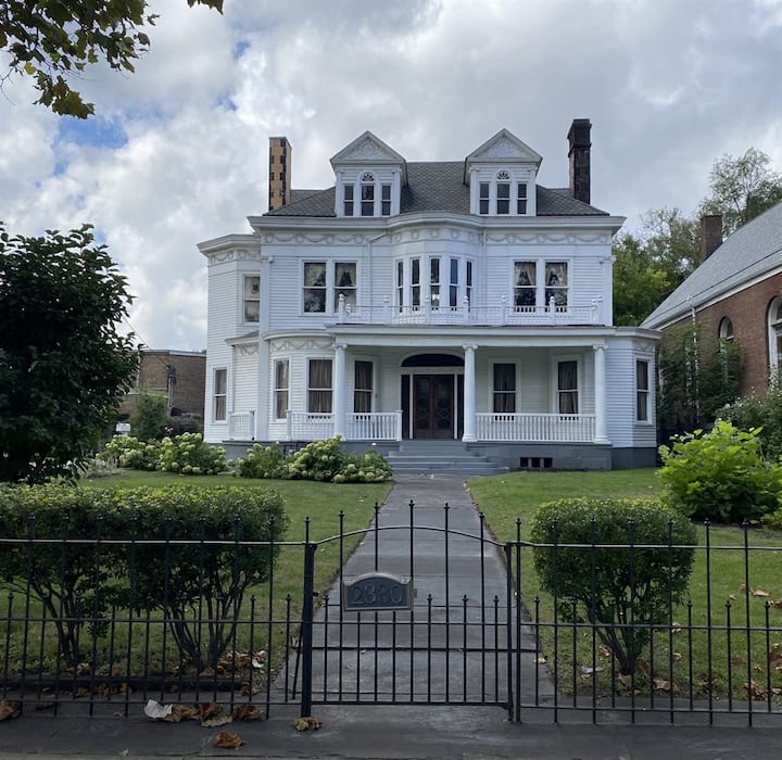 Don's Welcome Inn - In The Heart Of Tremont - Cleveland