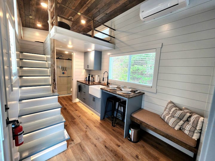 Custom Tiny Home With Private Hottub - Watts Bar Lake, TN