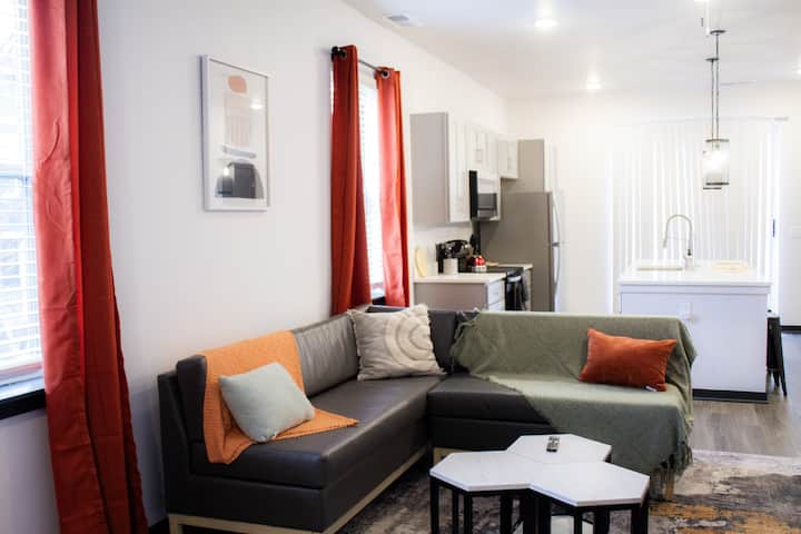 Magnificent 4br House In Bloomington With Hot Tub - Bloomington, IN