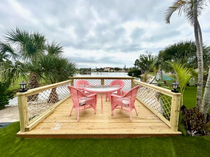 Cozy Coastal Retreat, Steps To The Beach! - Fort Myers Beach, FL