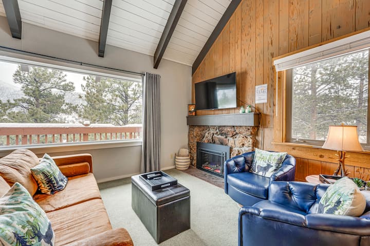 Cozy Estes Park Condo W/ Balcony + Fireplace! - Estes Park