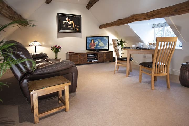 Neroli - River View Apartment - Bourton-on-the-Water